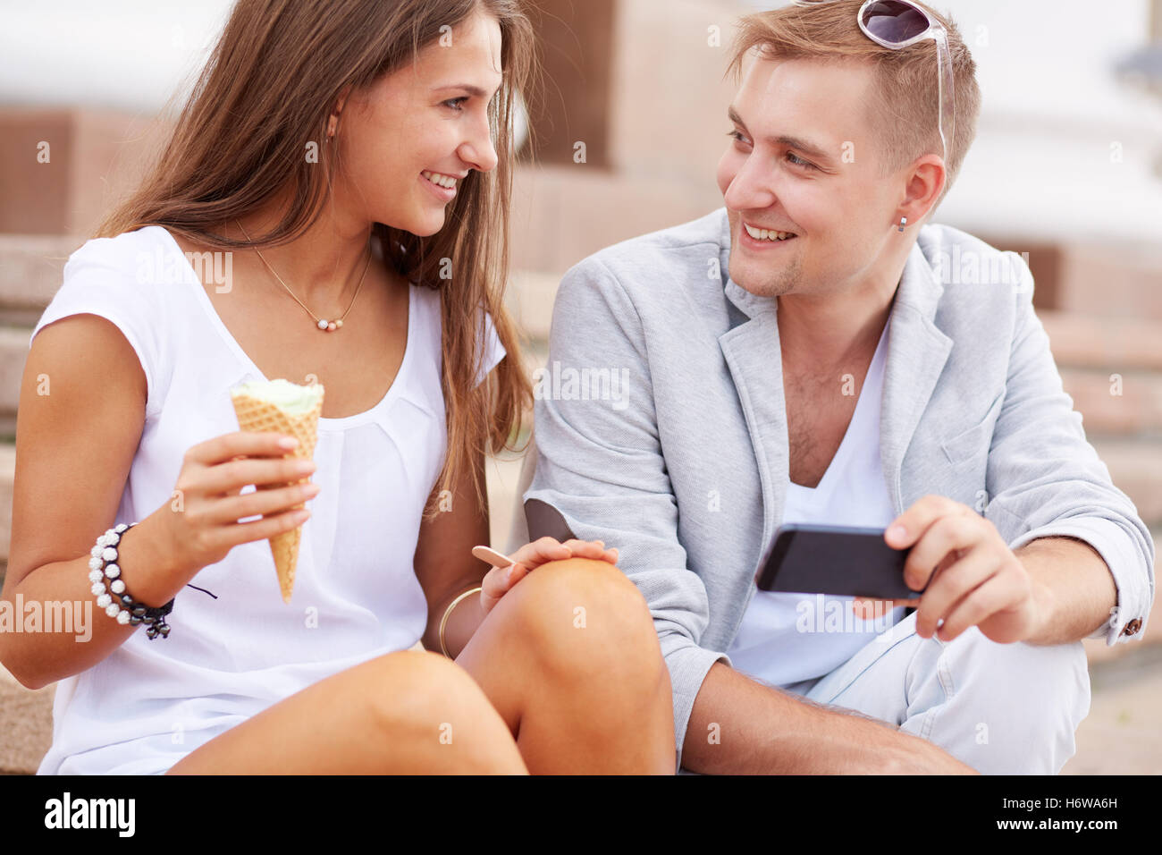 guy woman talk speaking speaks spoken speak talking chat nattering ...