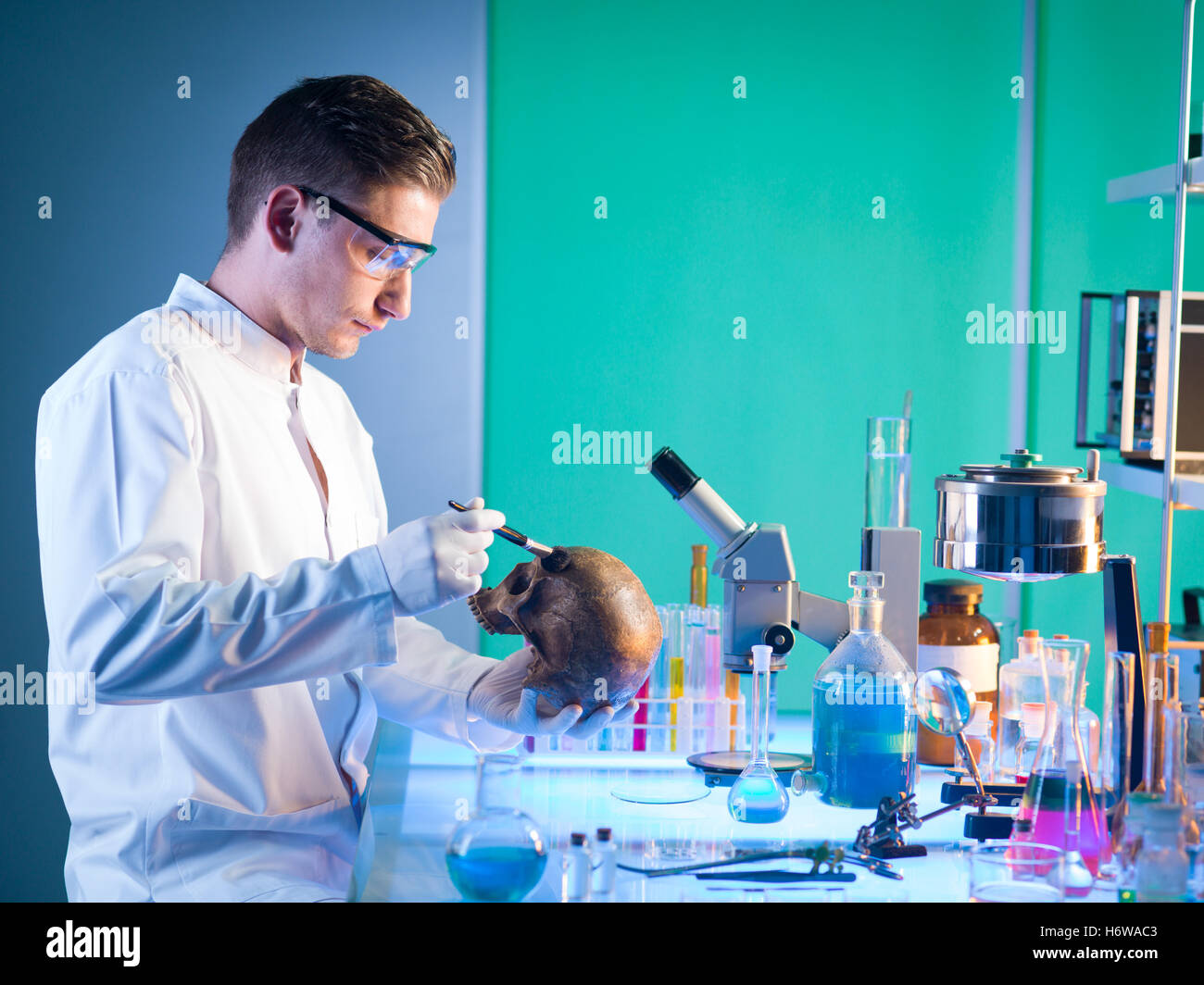 Criminal head shapes hi-res stock photography and images - Alamy