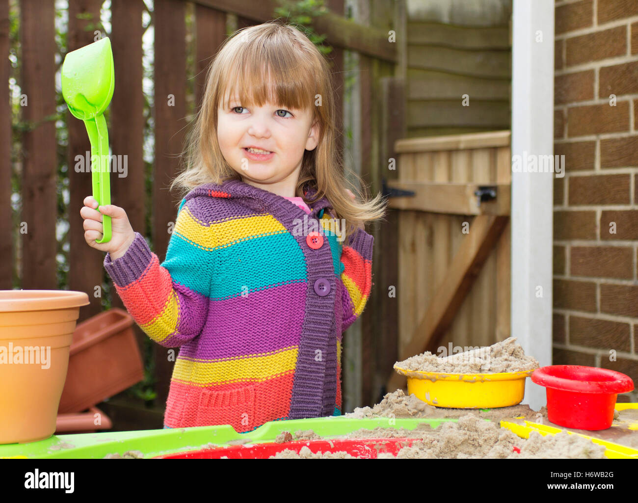 Children smiling bucket and spade hi-res stock photography and images ...