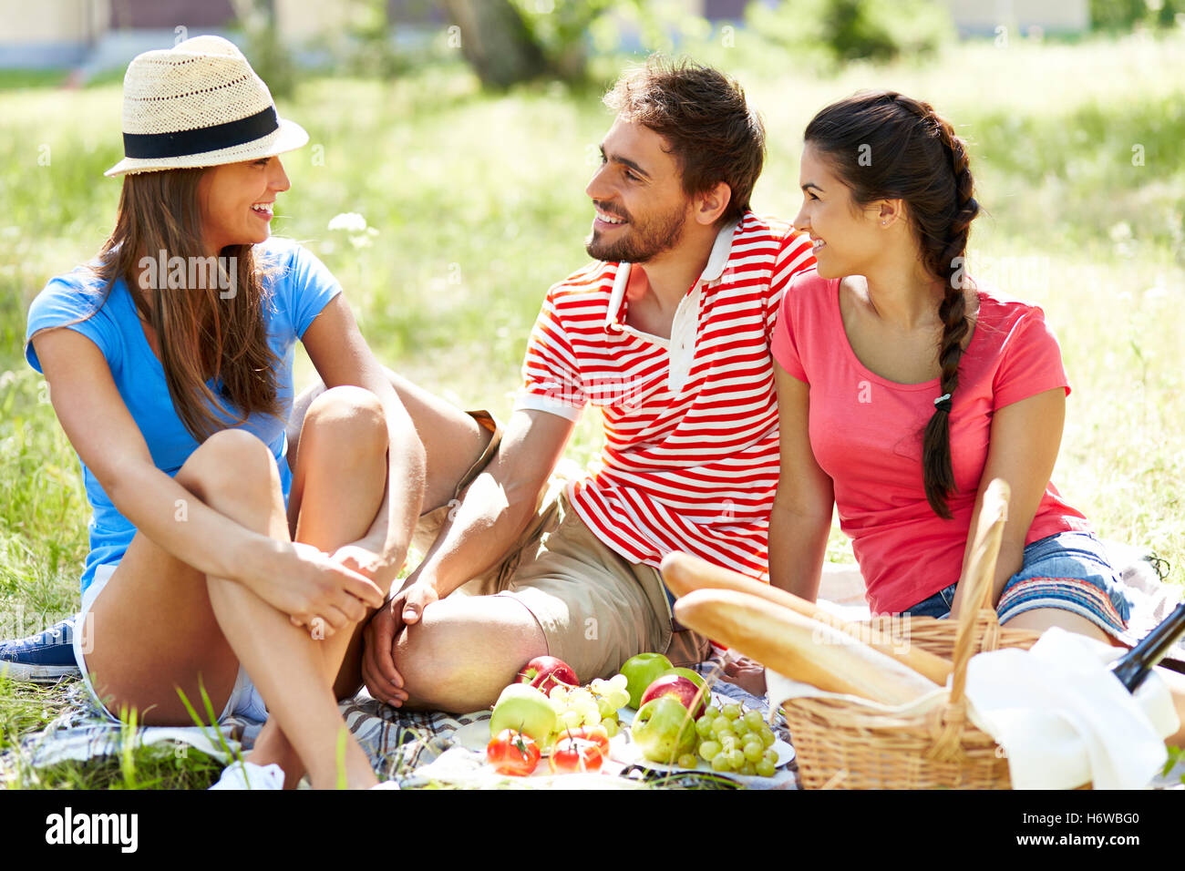 guy woman talk speaking speaks spoken speak talking chat nattering ...