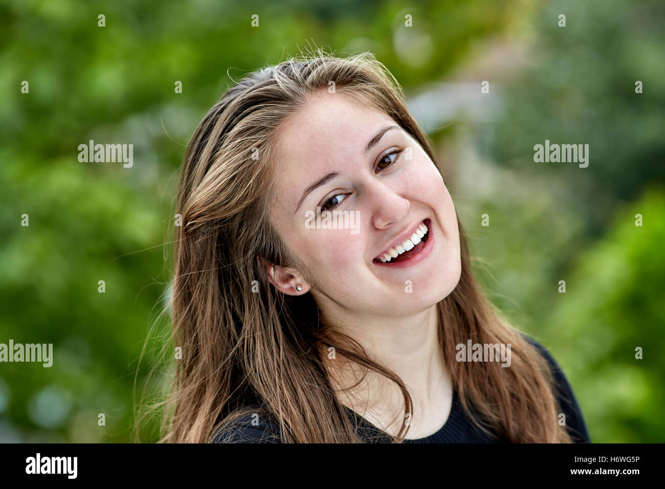 Smiling laughing head shot hi-res stock photography and images - Alamy
