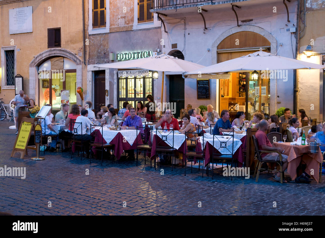 Restaurant table piazza della rotonda hi-res stock photography and ...