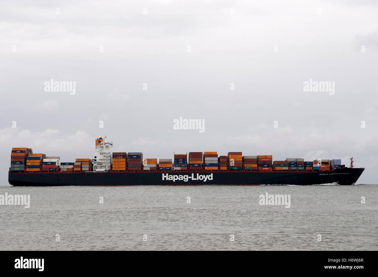 Hapag lloyd shipping containers hi-res stock photography and images - Alamy