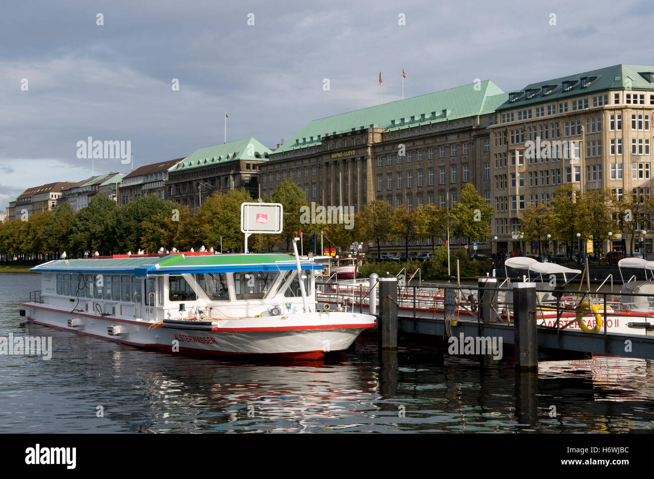 Ship on the Inner Alster lake at the Jungfernstieg pier, Hamburg Stock ...
