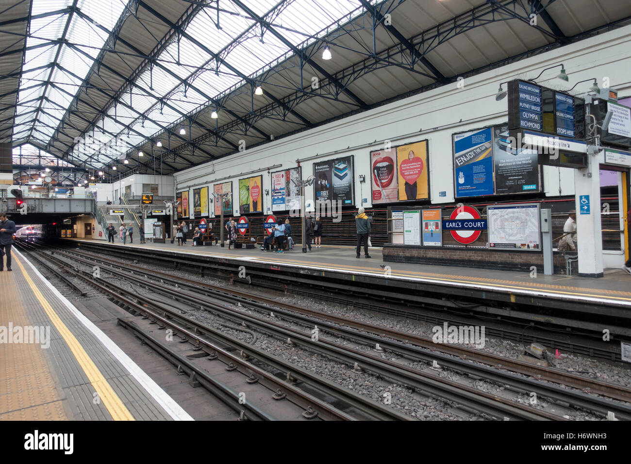 London Underground Platform Stock Photo - Alamy