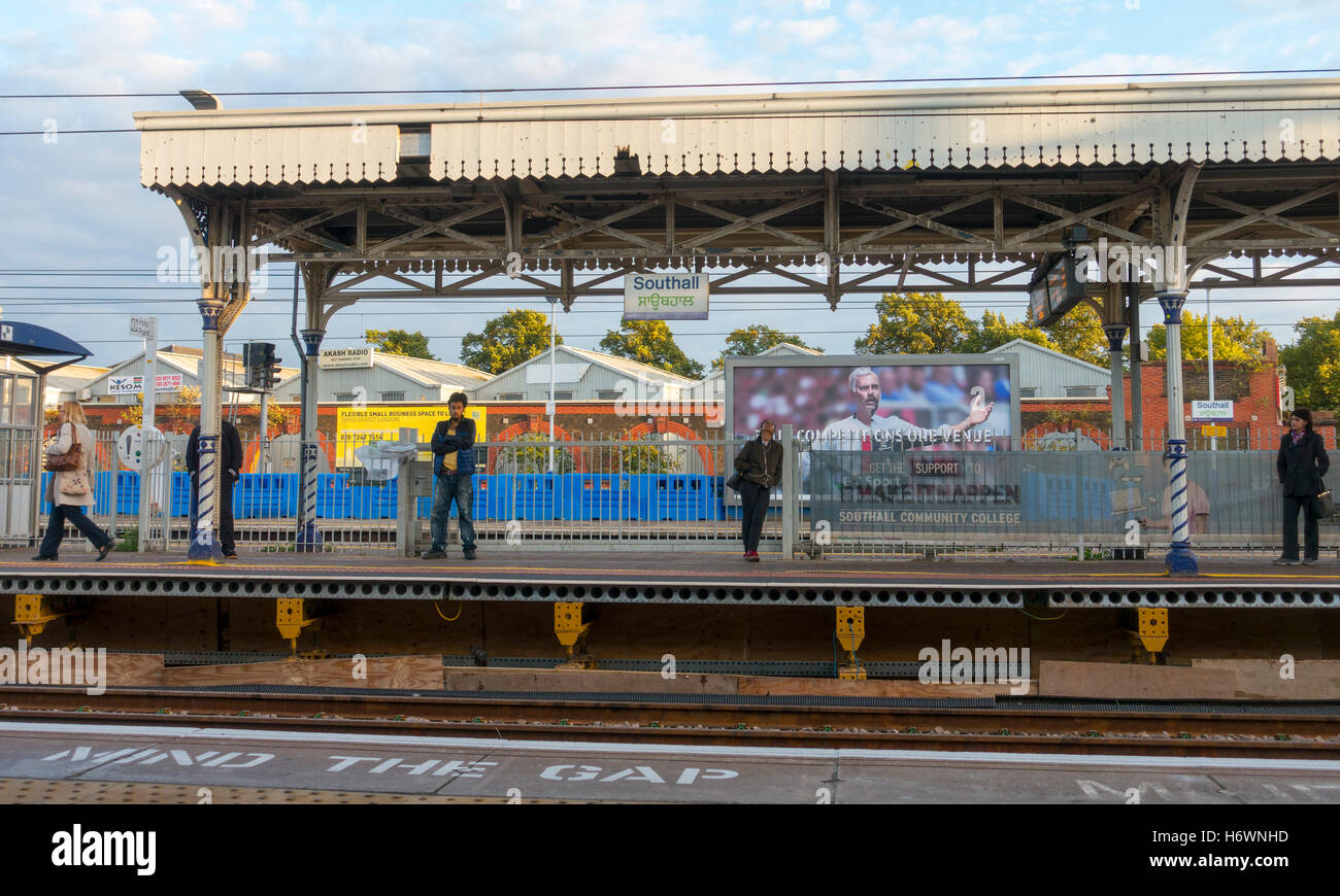 Southall station hi-res stock photography and images - Alamy