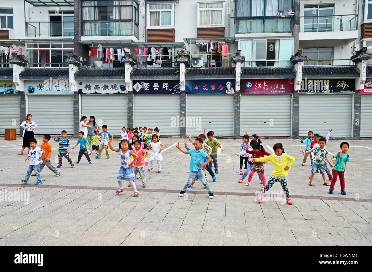 Children dancing hi-res stock photography and images - Alamy