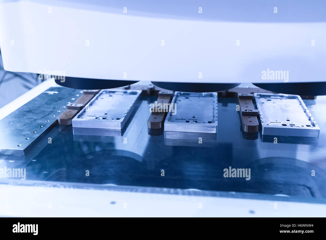 Industrial robot working in phone factory Stock Photo - Alamy