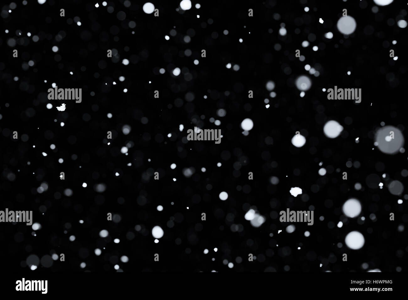 Snow falling night hi-res stock photography and images - Alamy