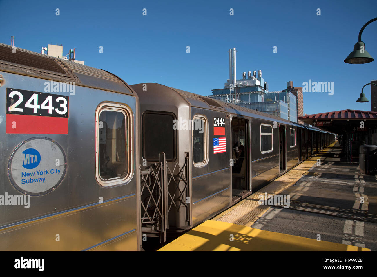 Open subway doors hi-res stock photography and images - Alamy
