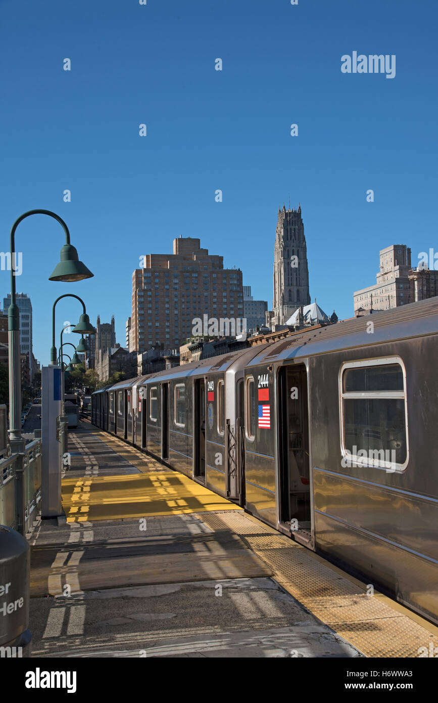 Open subway doors hi-res stock photography and images - Alamy