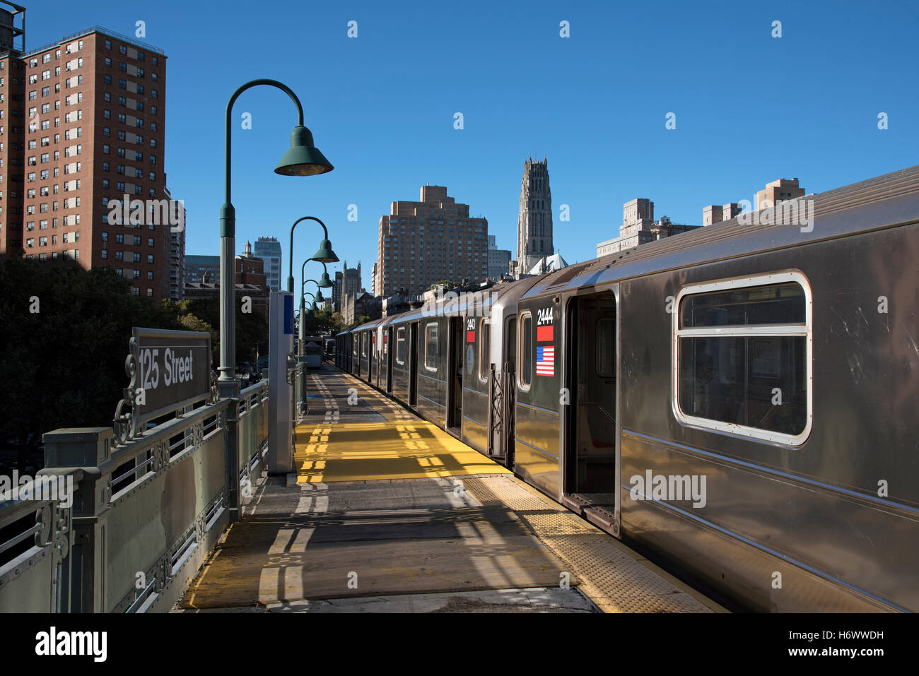 Open subway doors hi-res stock photography and images - Alamy