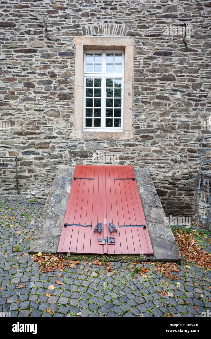 Window old house ancient hi-res stock photography and images - Alamy