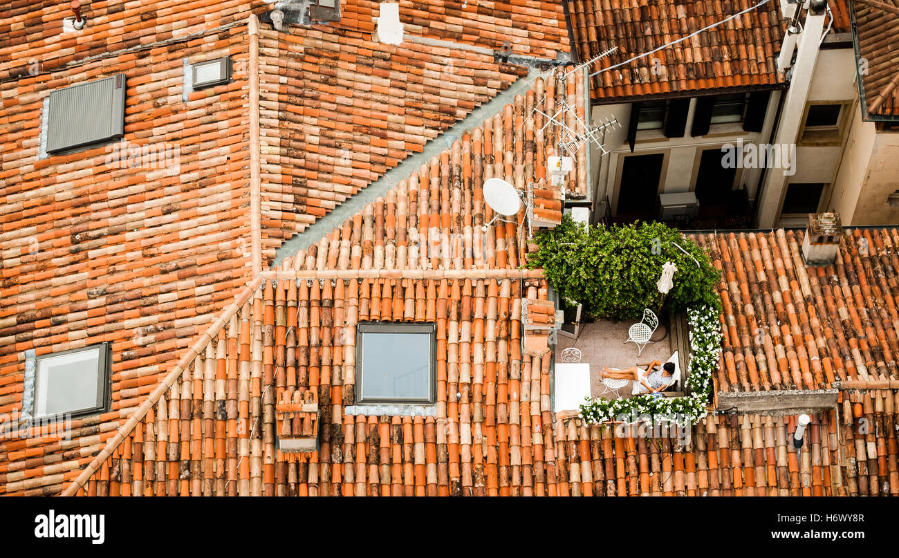 Reading book roof terrace hi-res stock photography and images - Alamy