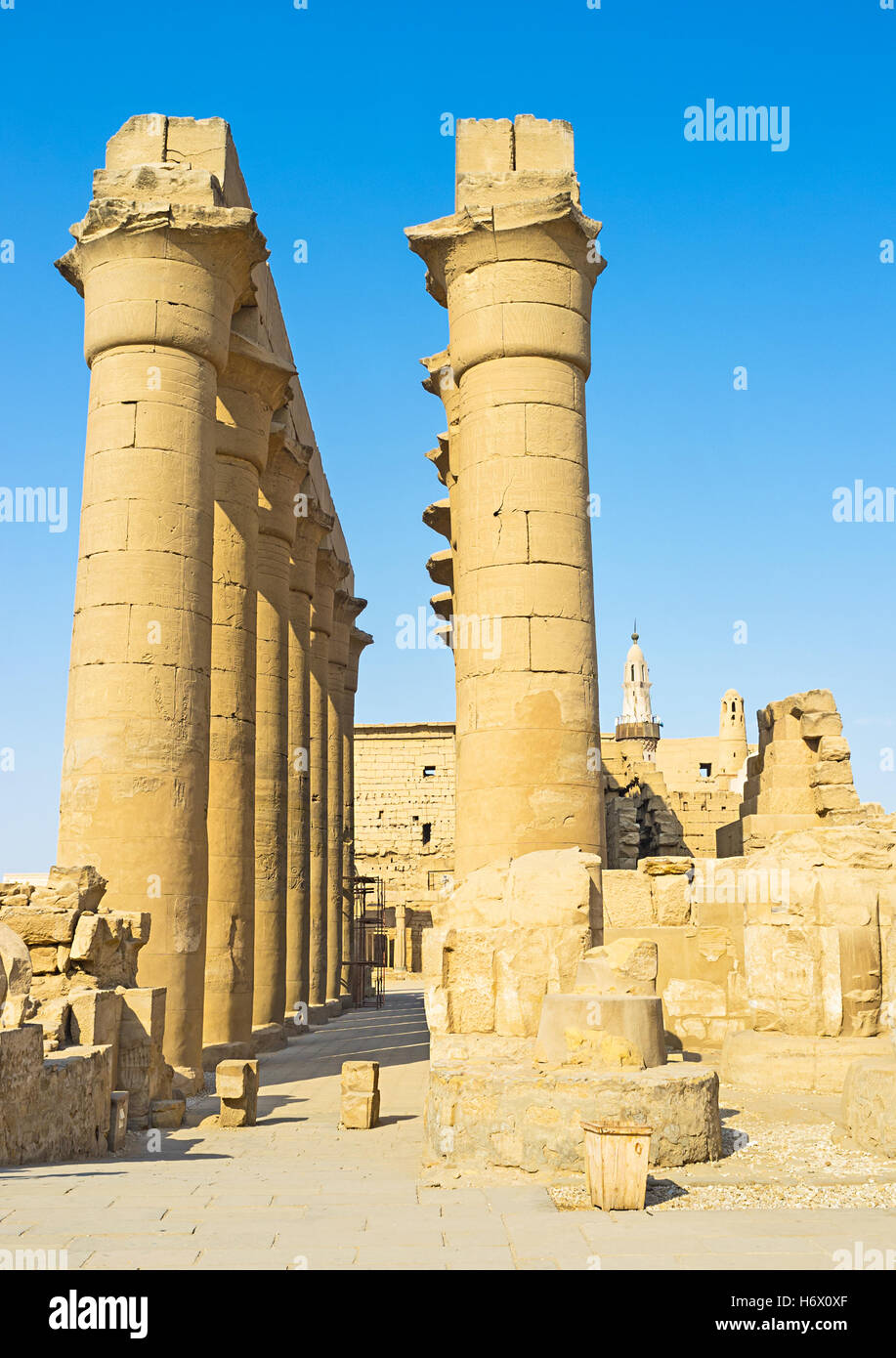 Two rows of columns form a narrow corridor between the different arreas ...