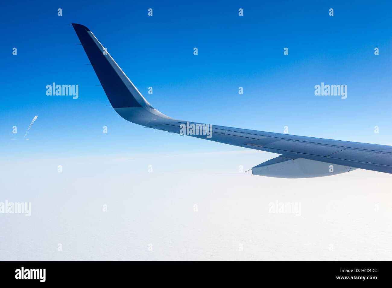 Wing aircraft blue sky hi-res stock photography and images - Alamy