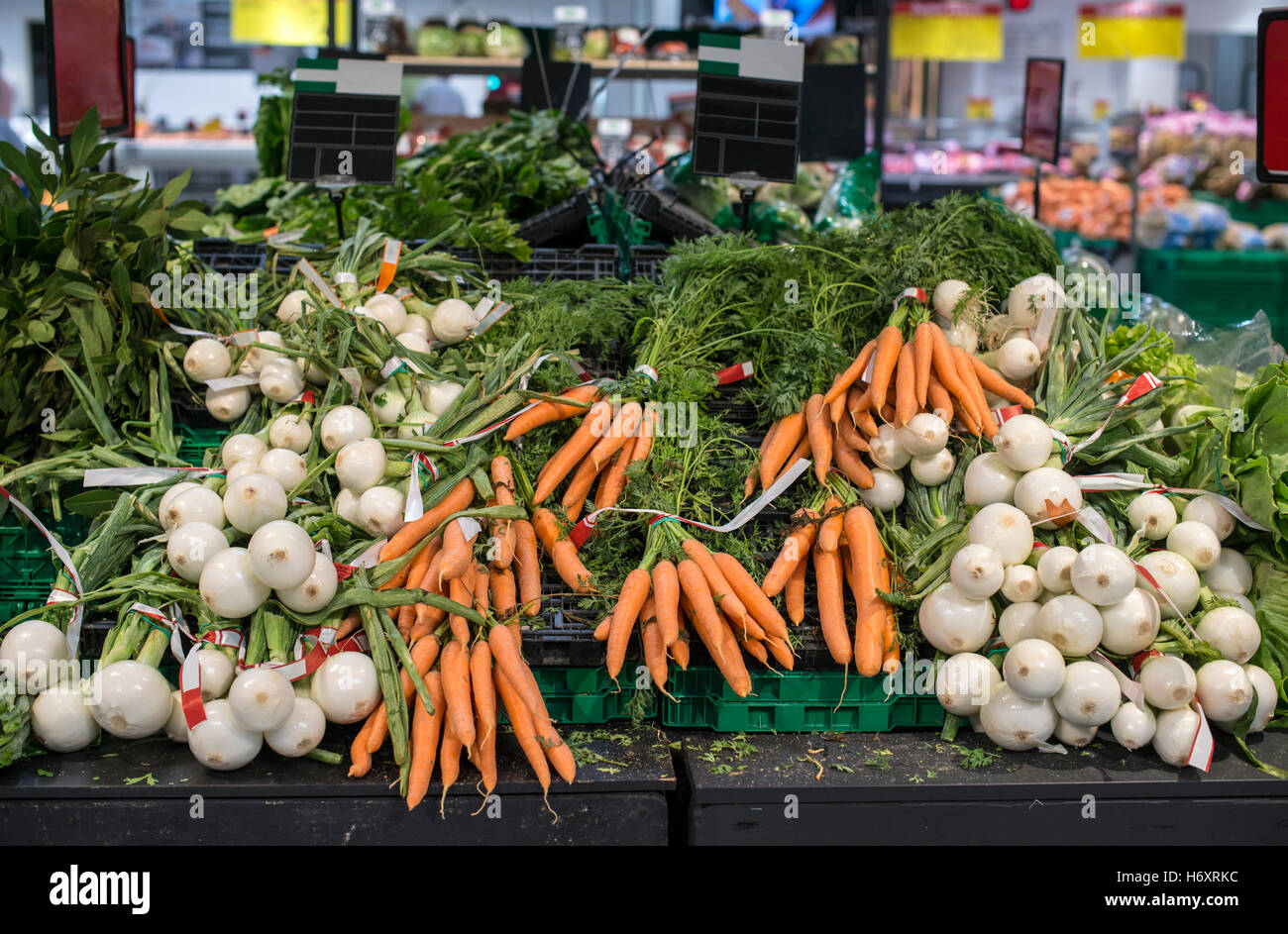 Carrot stand in supermarket hi-res stock photography and images - Alamy