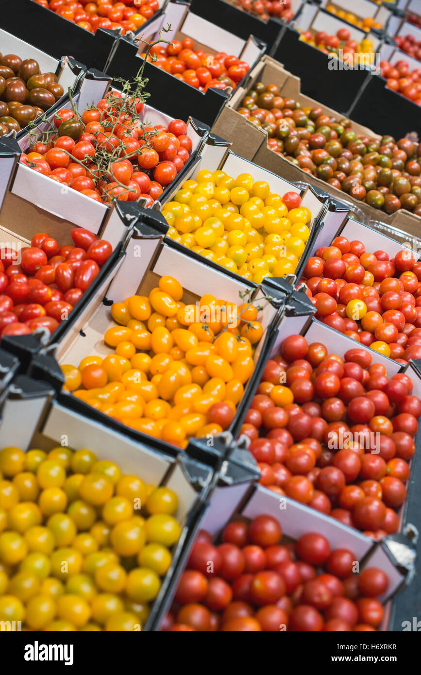 Various tomatoes in supermarket Stock Photo - Alamy