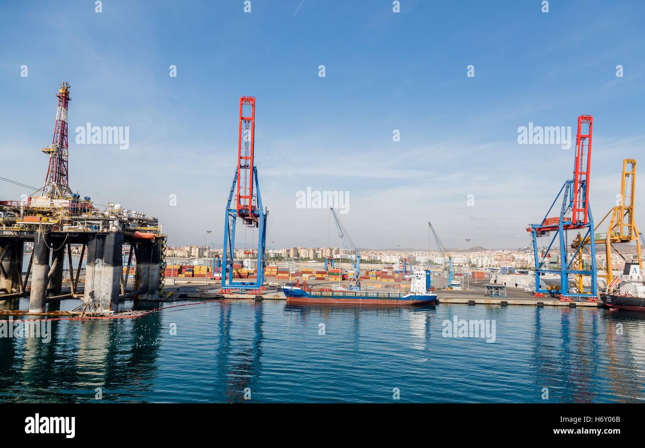 Drilling rig cranes hi-res stock photography and images - Alamy