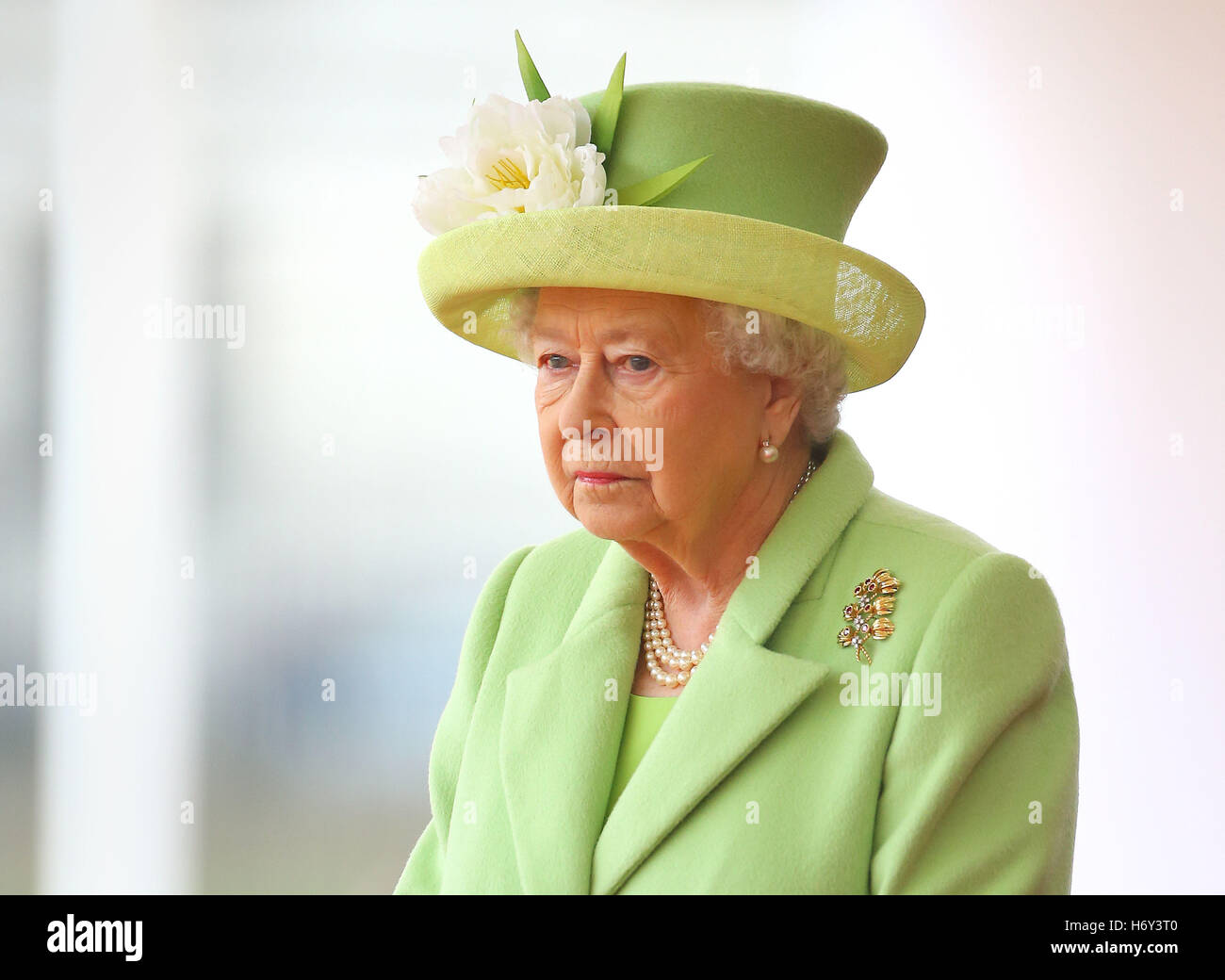 Queen Elizabeth II during the ceremonial welcome for Colombia's ...