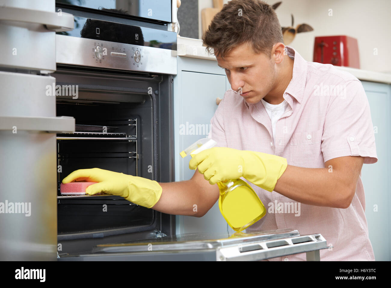 Cleaning oven woman hi-res stock photography and images - Alamy