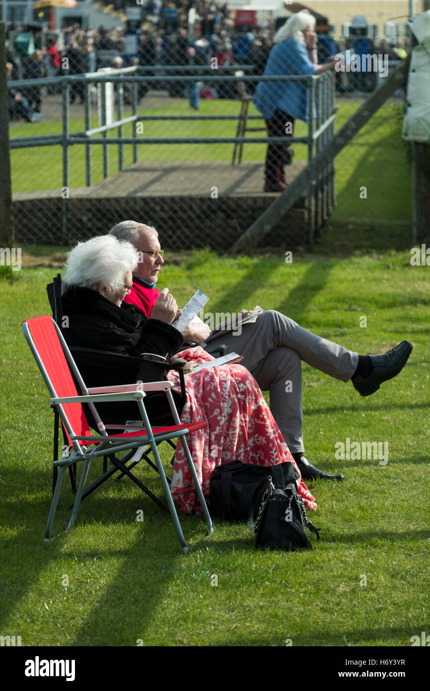Watching horse racing hi-res stock photography and images - Alamy