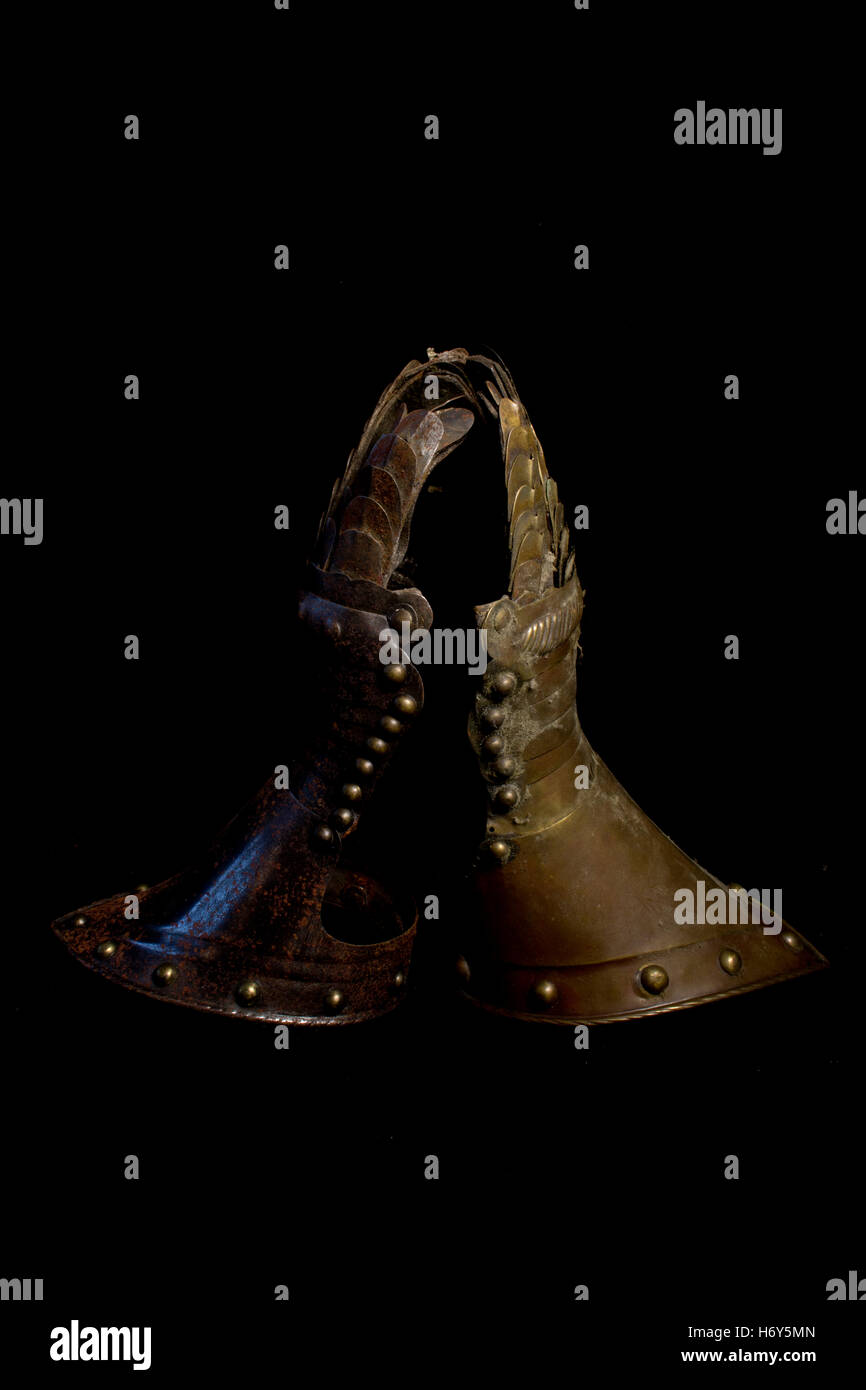 Suit of Armour Gauntlet Hand Stock Photo - Alamy