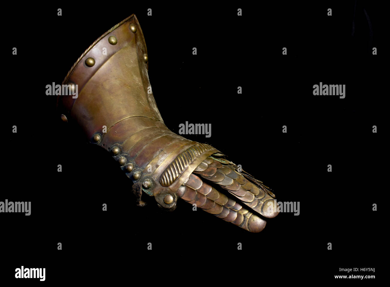 Suit of Armour Gauntlet Hand Stock Photo - Alamy