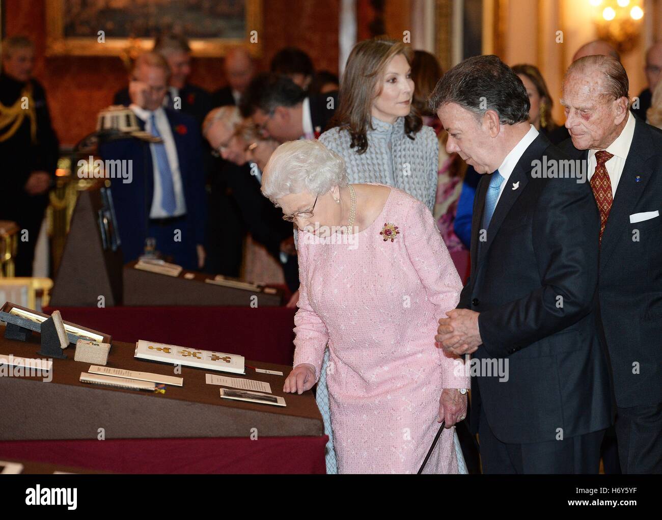 Wife maria clemencia de santos buckingham palace hi-res stock ...