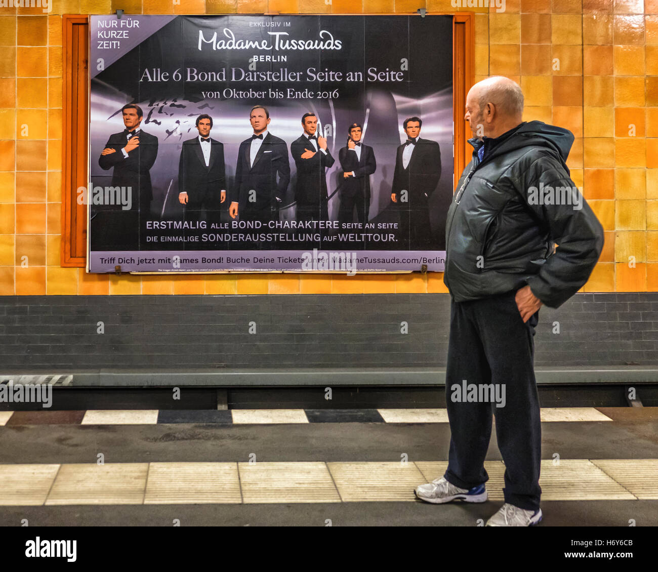 James bond ad hi-res stock photography and images - Alamy