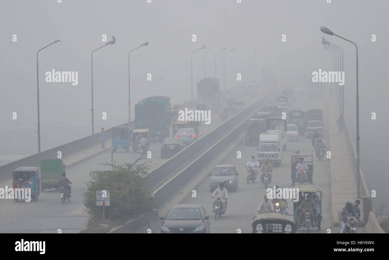 A view of the first fog weather seen. Fog blankets in Lahore reducing ...