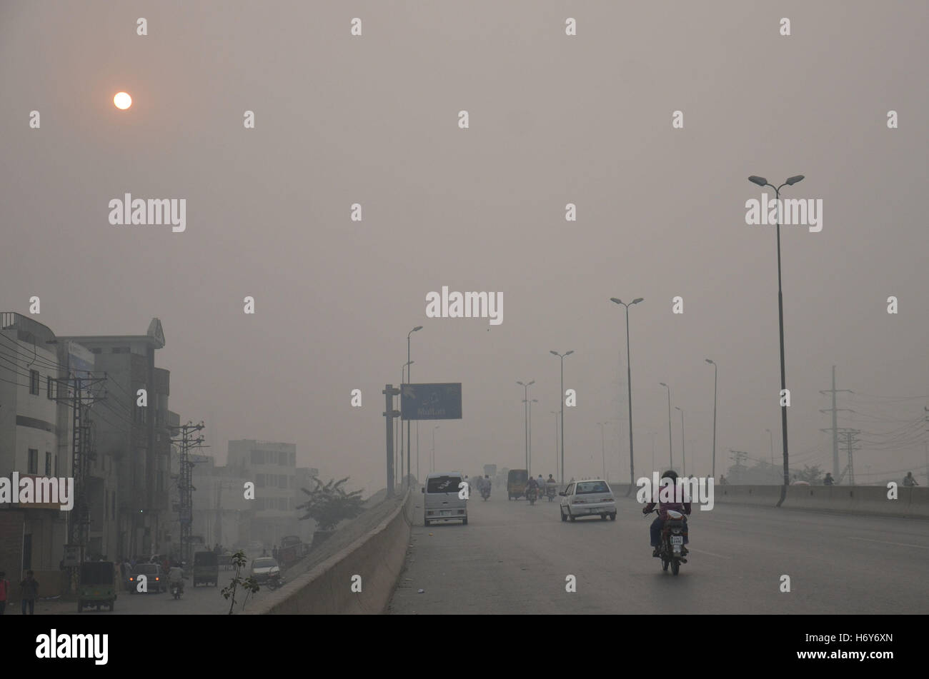 A view of the first fog weather seen. Fog blankets in Lahore reducing ...