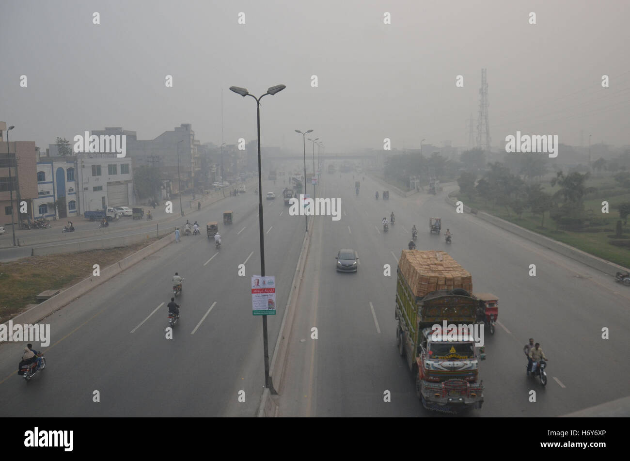 A view of the first fog weather seen. Fog blankets in Lahore reducing ...