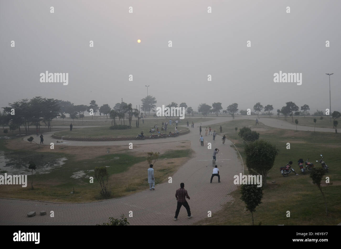 A view of the first fog weather seen. Fog blankets in Lahore reducing ...
