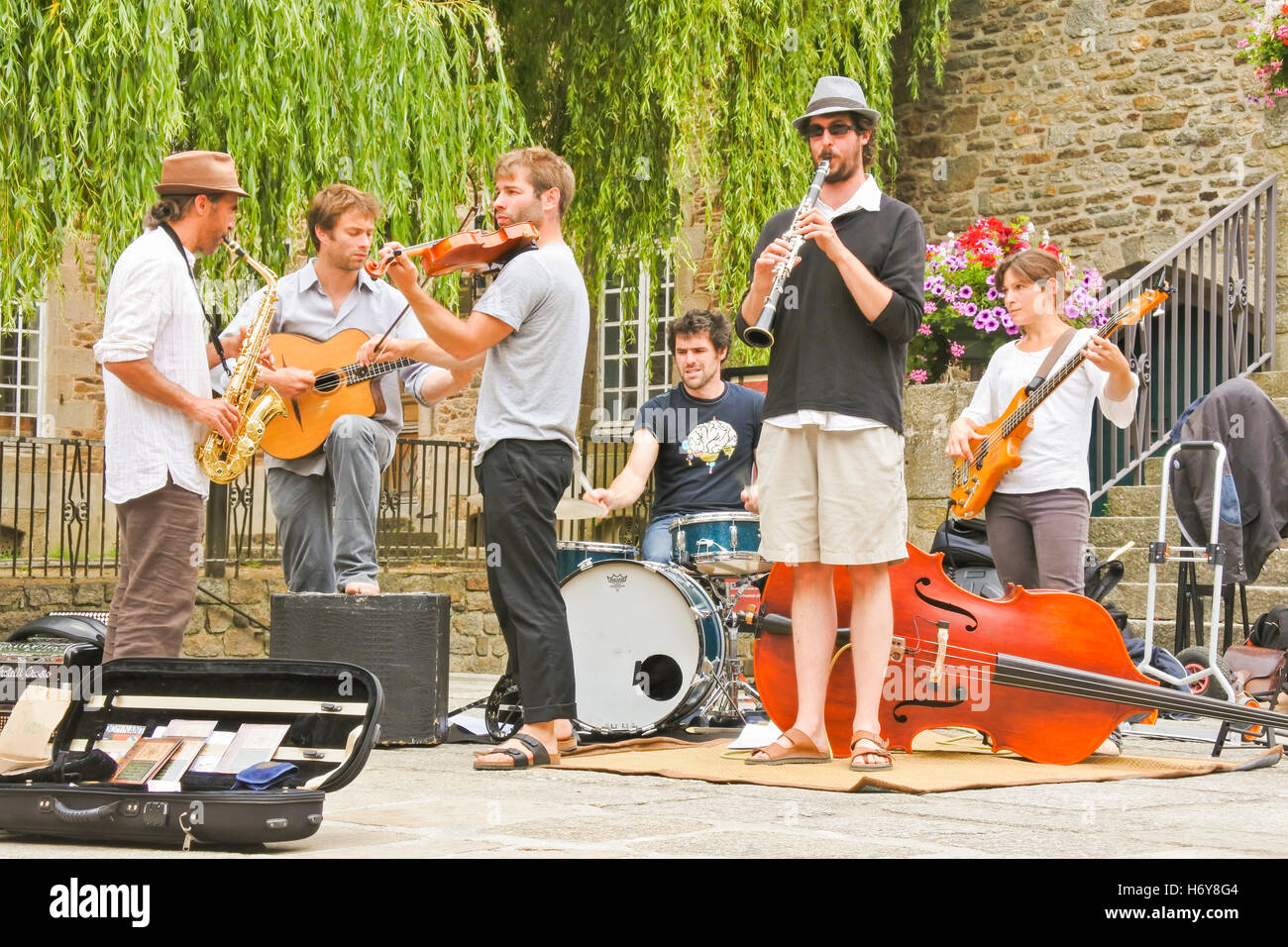 Street Entertainers Stock Photos & Street Entertainers Stock Images - Alamy