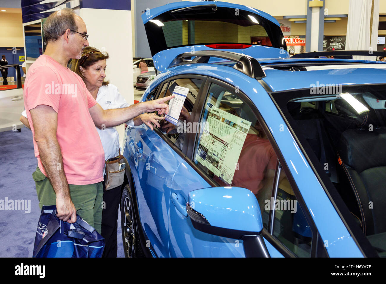 Man watching women in store hi-res stock photography and images - Alamy