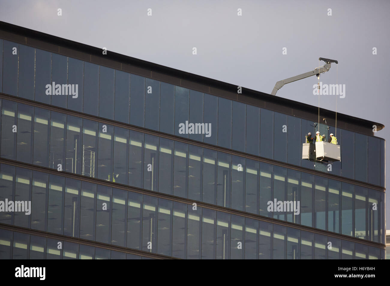 Window cleaner lift hi-res stock photography and images - Alamy