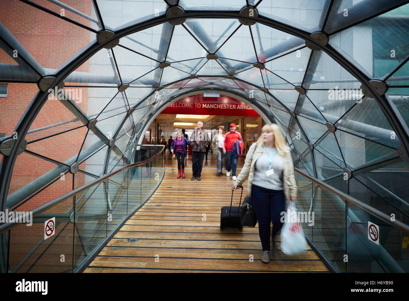 Manchester glass walkway Arndale connect Shoppers walk through glass ...