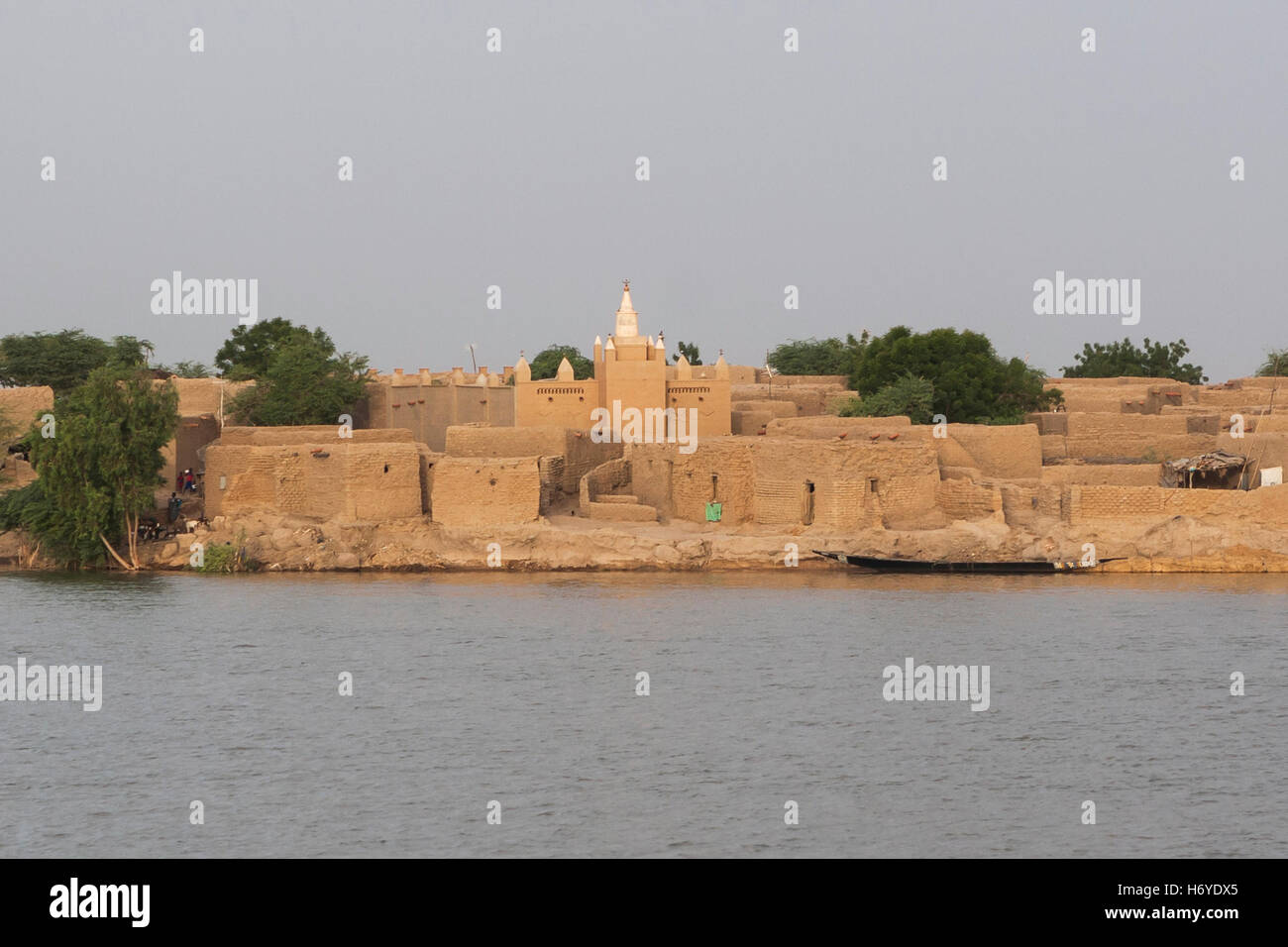 A mudbrick village with a mosque on the banks of river Niger in Mali ...