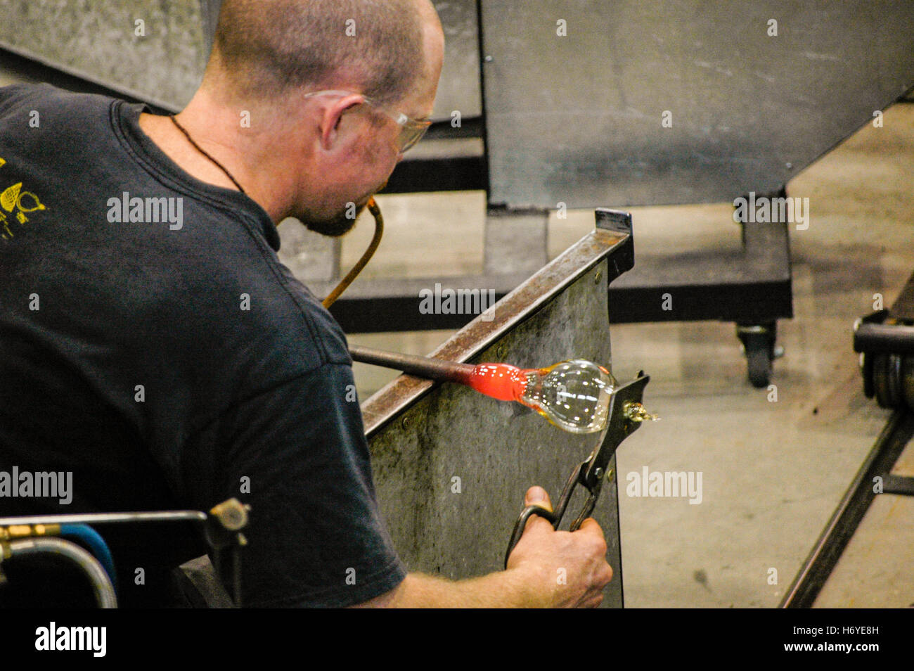 live glassblowing & glassmaking demonstration. canberra glassworks ...