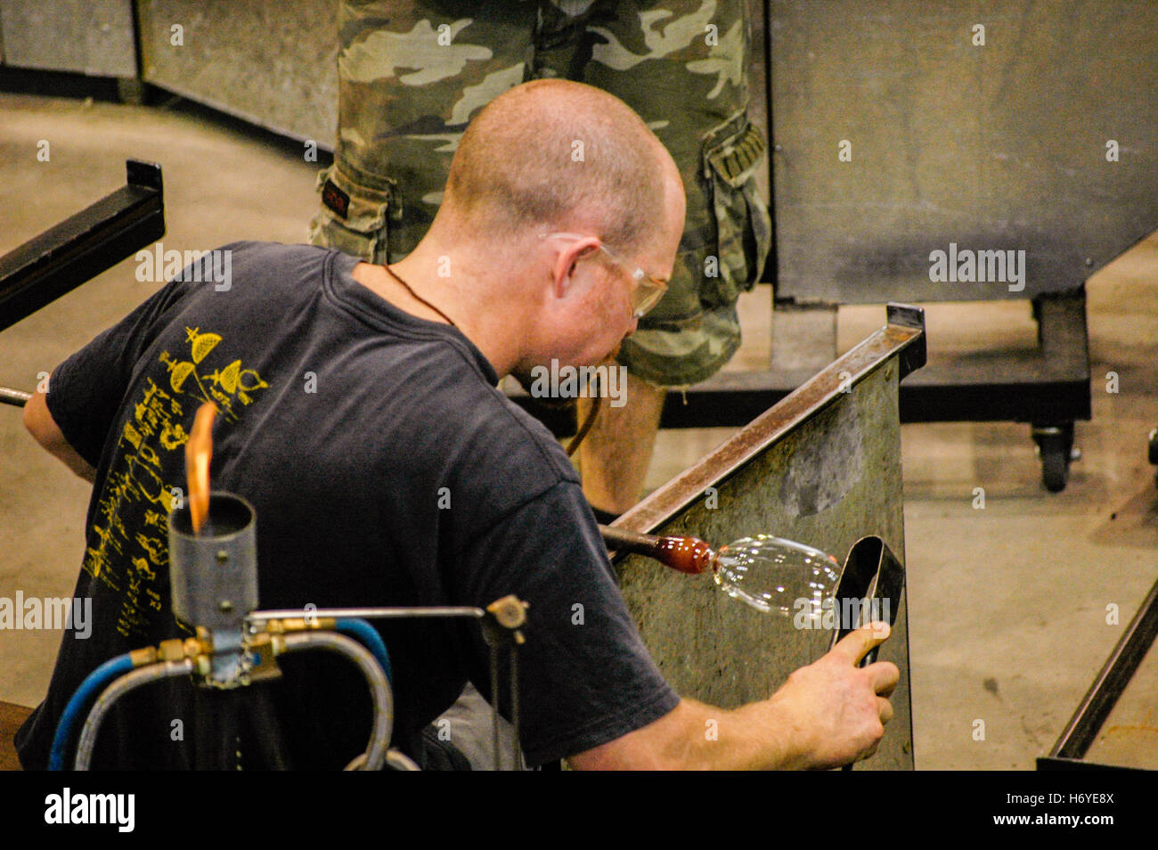 live glassblowing & glassmaking demonstration. canberra glassworks ...