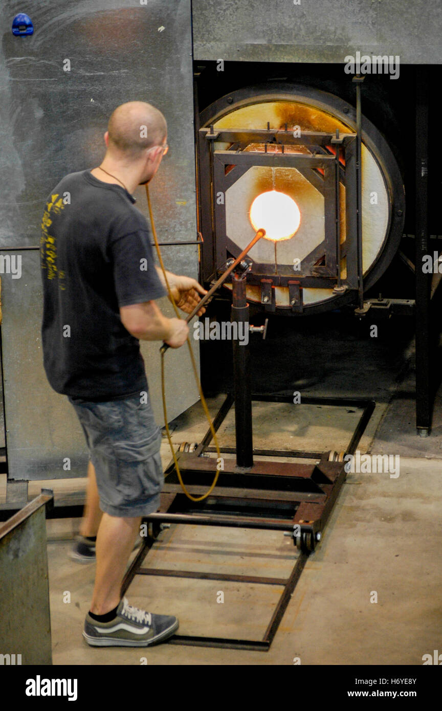 live glassblowing & glassmaking demonstration. canberra glassworks ...