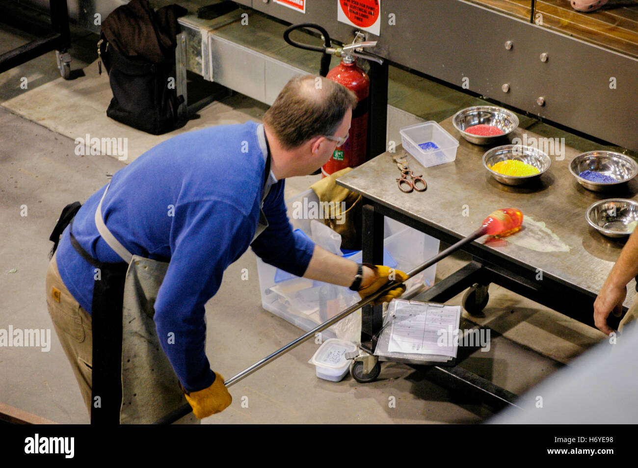 live glassblowing & glassmaking demonstration. canberra glassworks ...