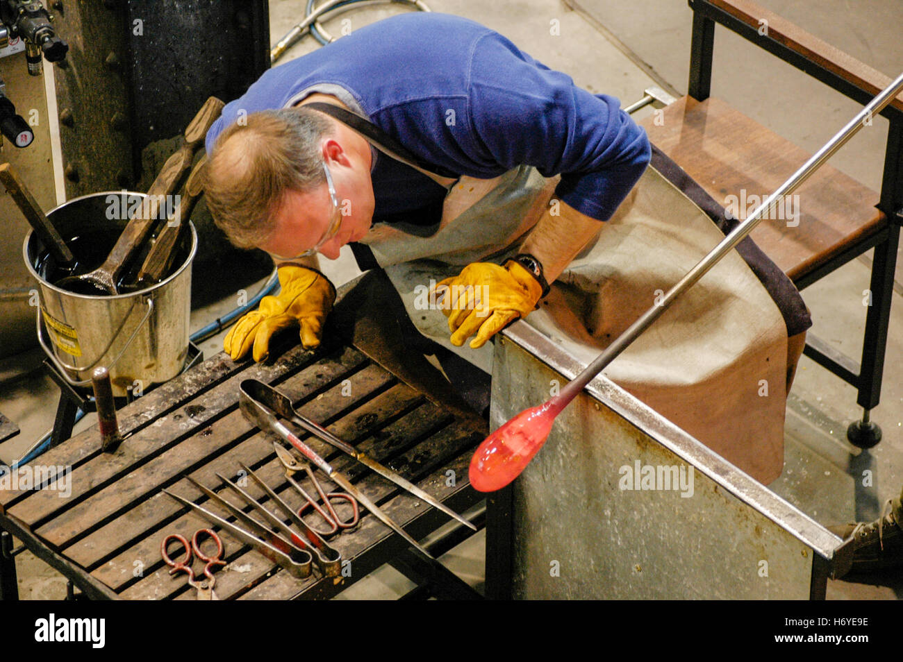 live glassblowing & glassmaking demonstration. canberra glassworks ...