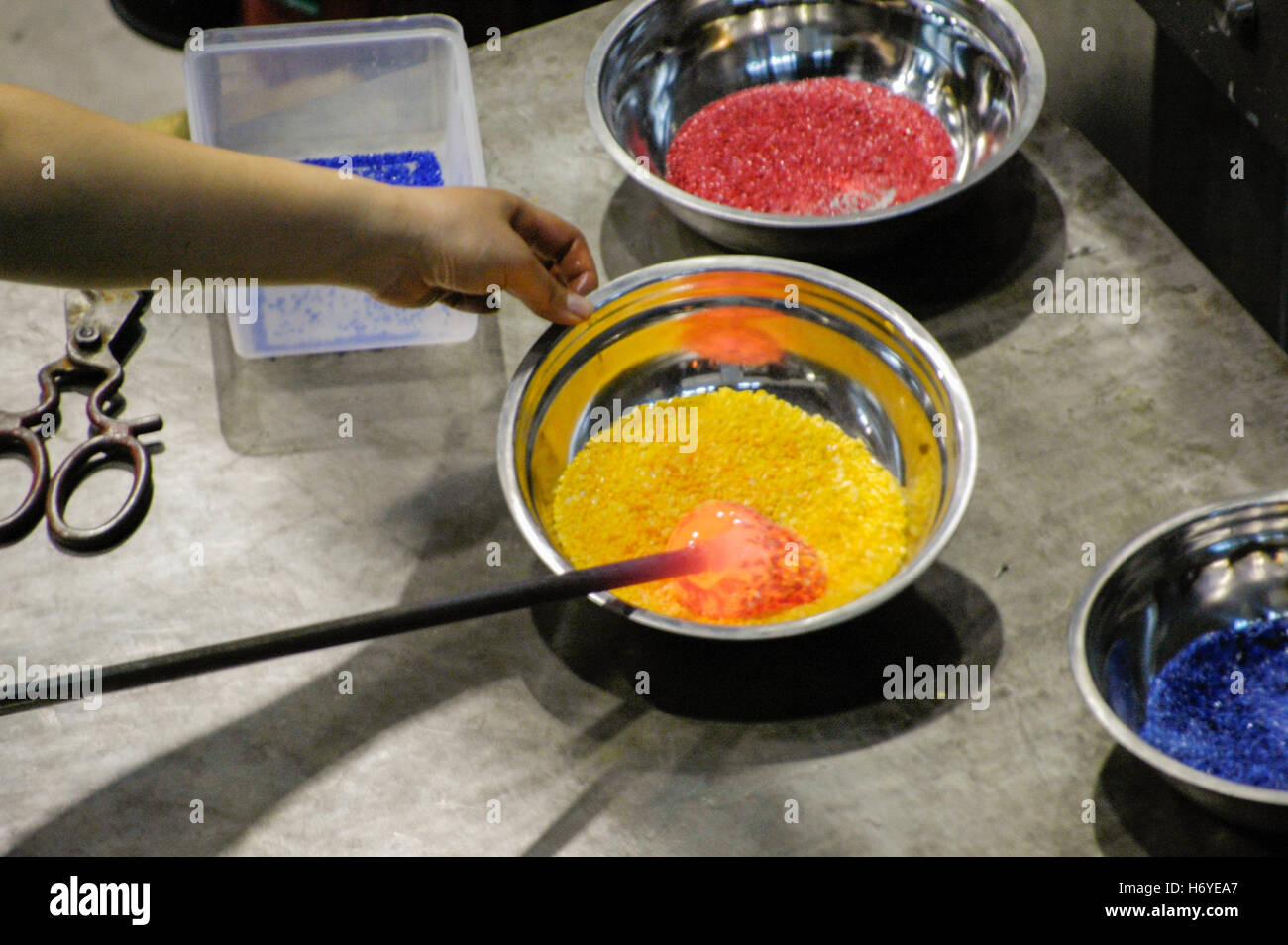 live glassblowing & glassmaking demonstration. canberra glassworks ...
