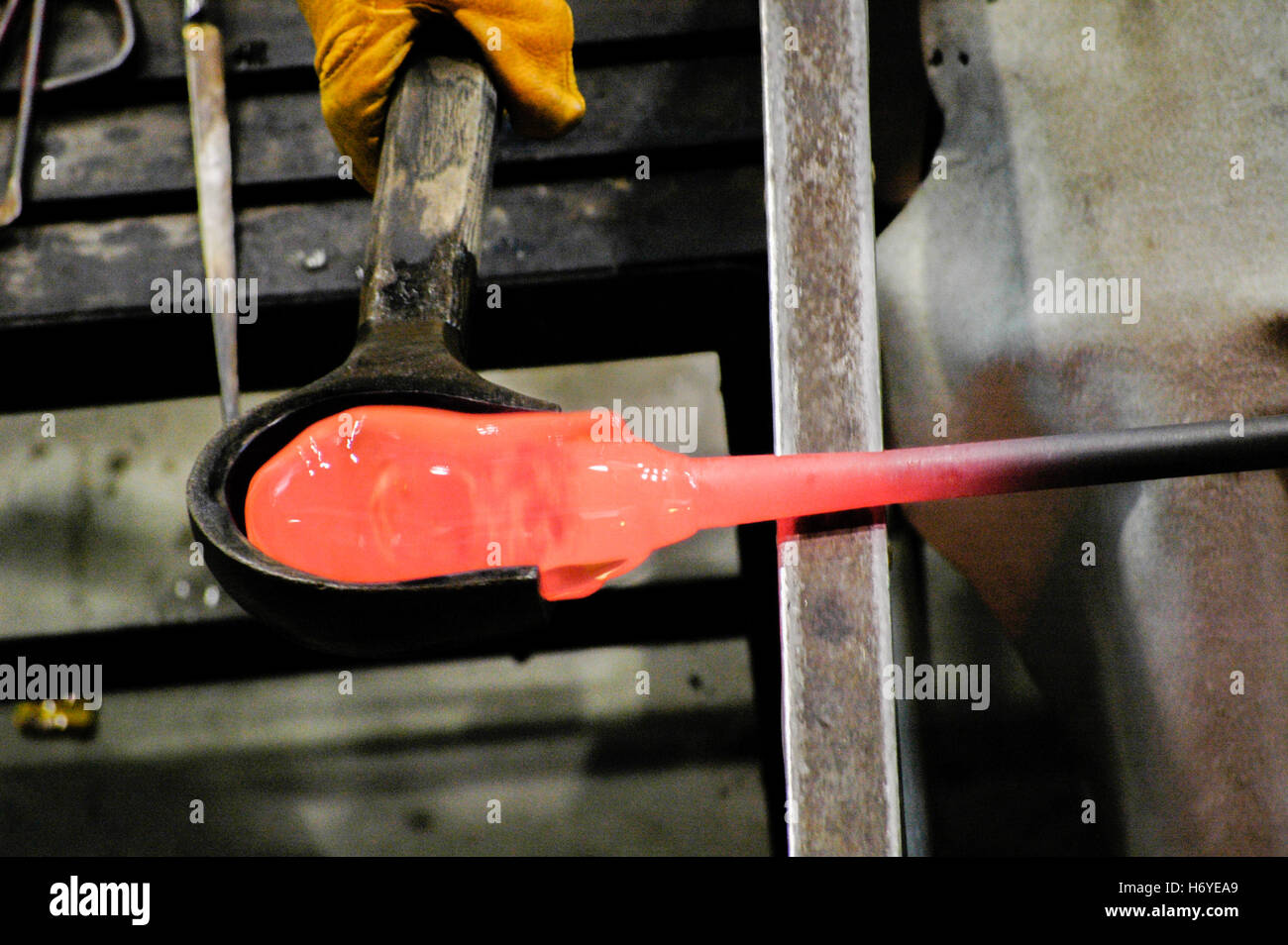 live glassblowing & glassmaking demonstration. canberra glassworks ...