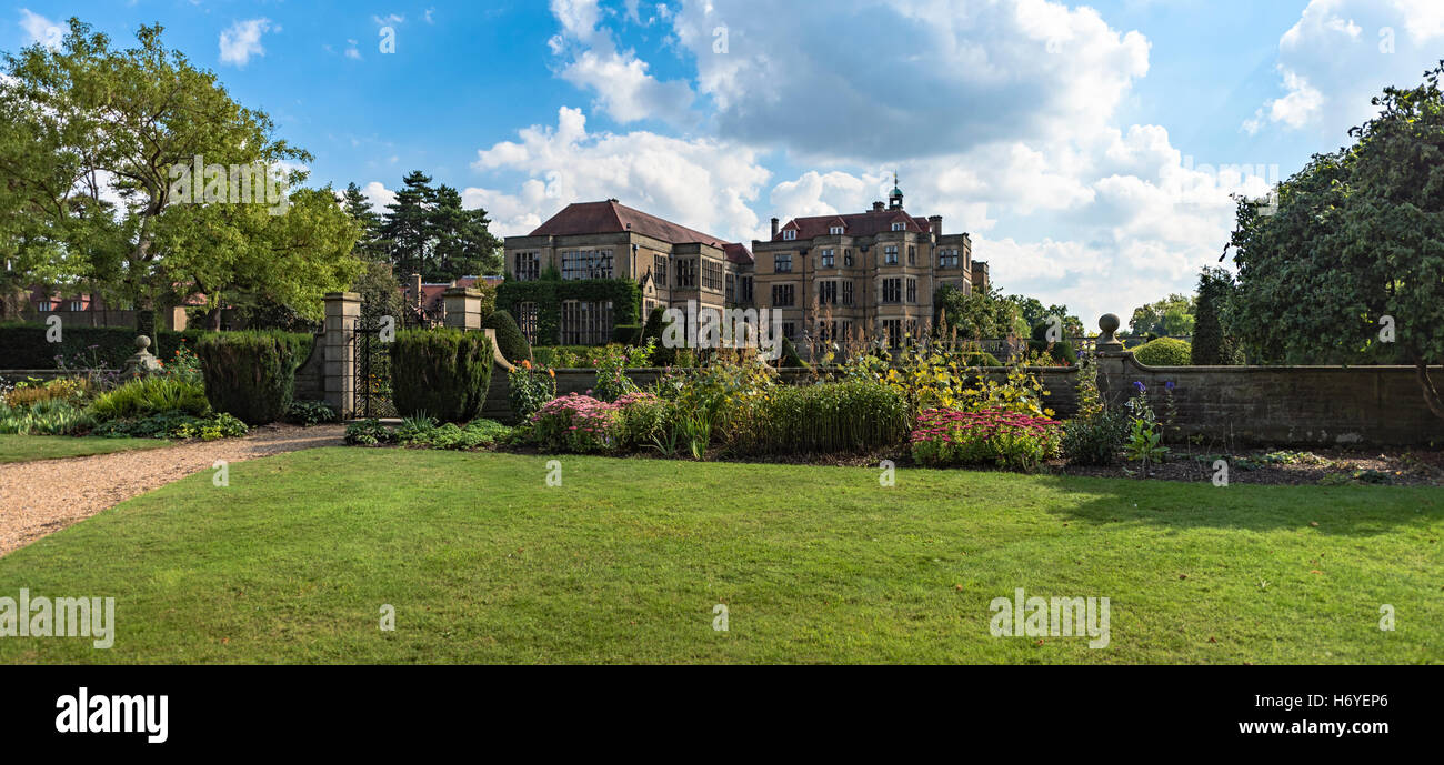 Manor house gate hi-res stock photography and images - Alamy