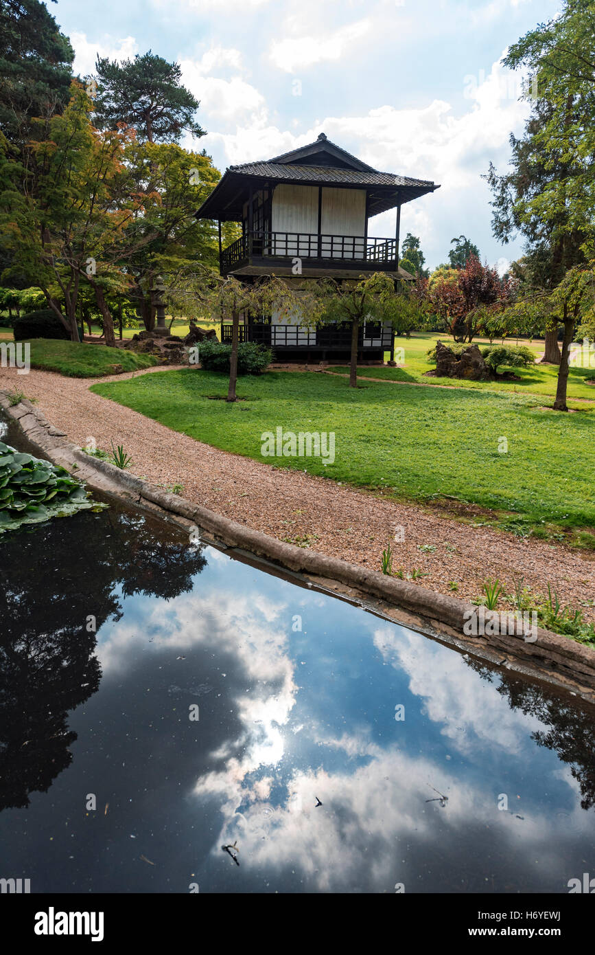 Japanese house gardens hi-res stock photography and images - Alamy