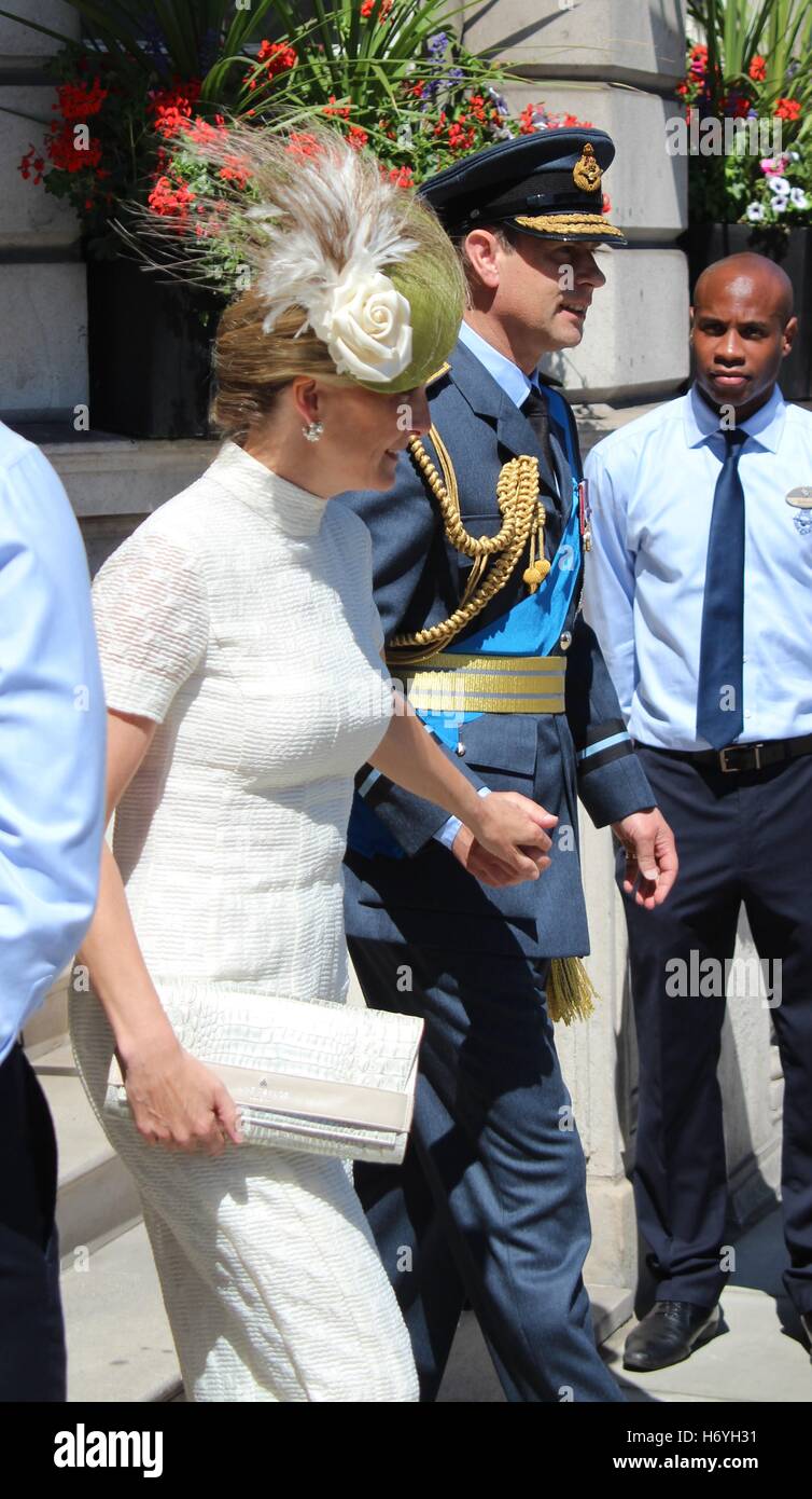 Raf club london hi-res stock photography and images - Alamy