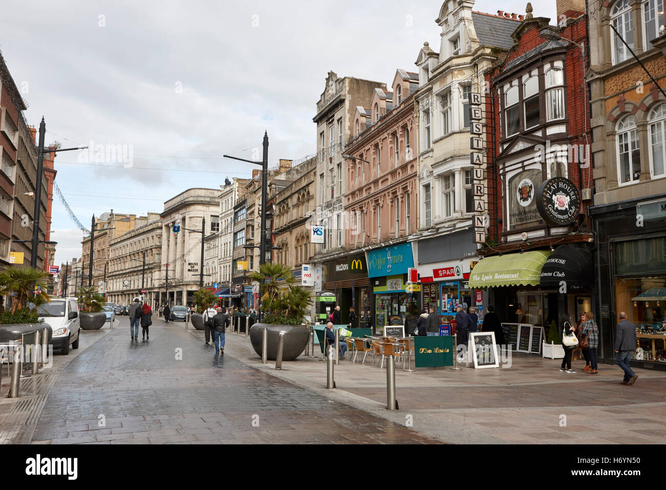 Cardiff city centre shopping centre hi-res stock photography and images ...